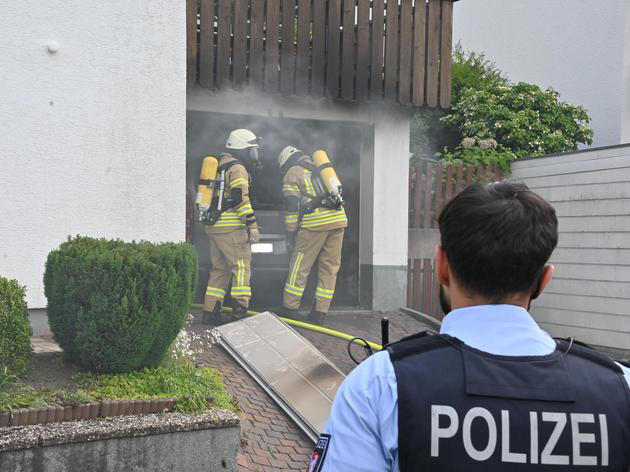 Olsberg: Auto brennt in Garage aus – Feuerwehr verhindert Schlimmeres