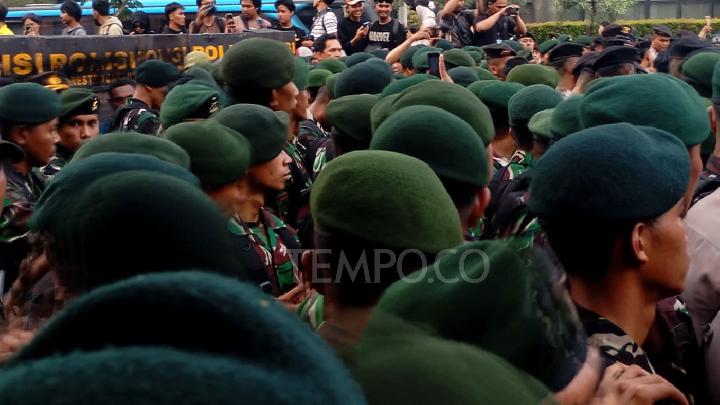 Demo dihadang TNI, mahasiswa: militer kembali ke barak