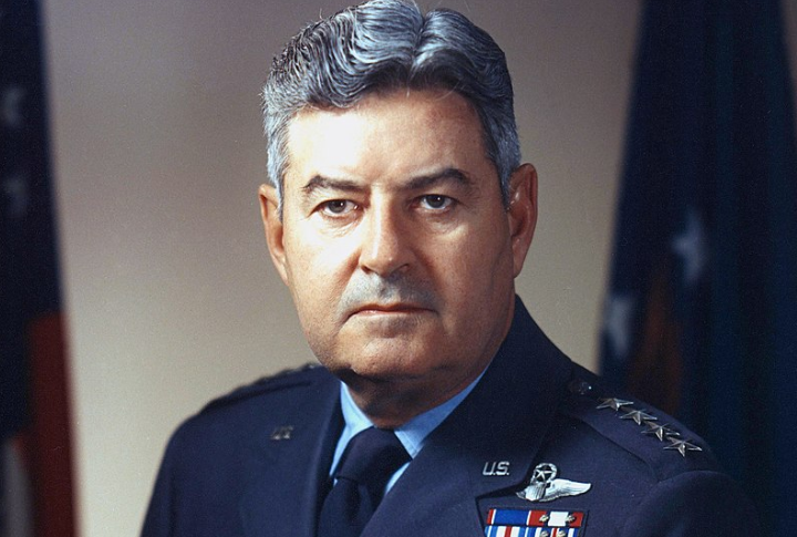 10 US military leaders who lost their honor