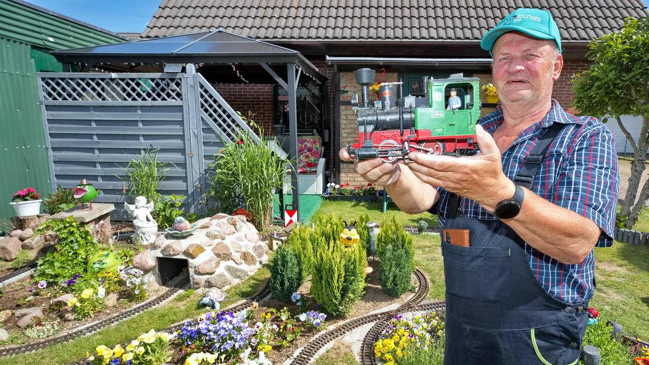 Tunnel, Bahnhof und Häuschen: Rentner bei Rostock hat ganzes Eisenbahn ...