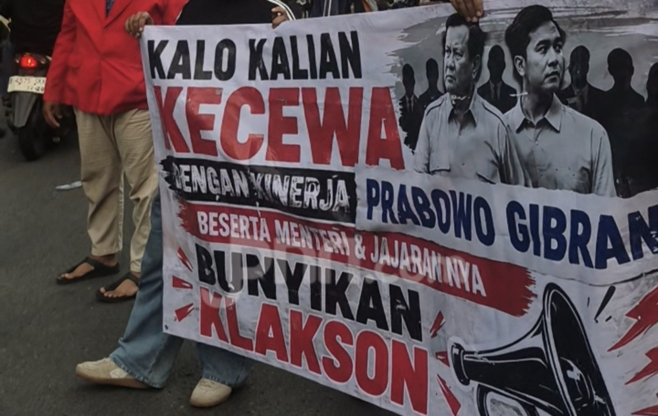 Pengendara bunyikan klakson saat baca spanduk massa aksi, tuuut