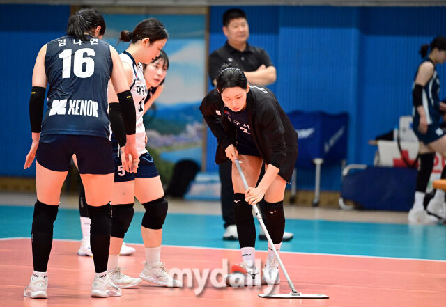 [MD포토] 이진 '미녀 세터, 코트도 직접 닦아요'
