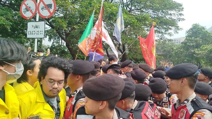 Massa BEM UI dihadang aparat di Semanggi