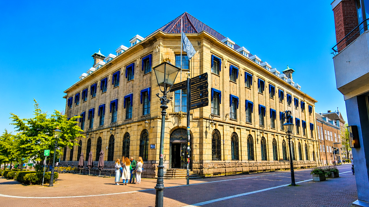 The Hague walk past grand streets and Dutch landmarks