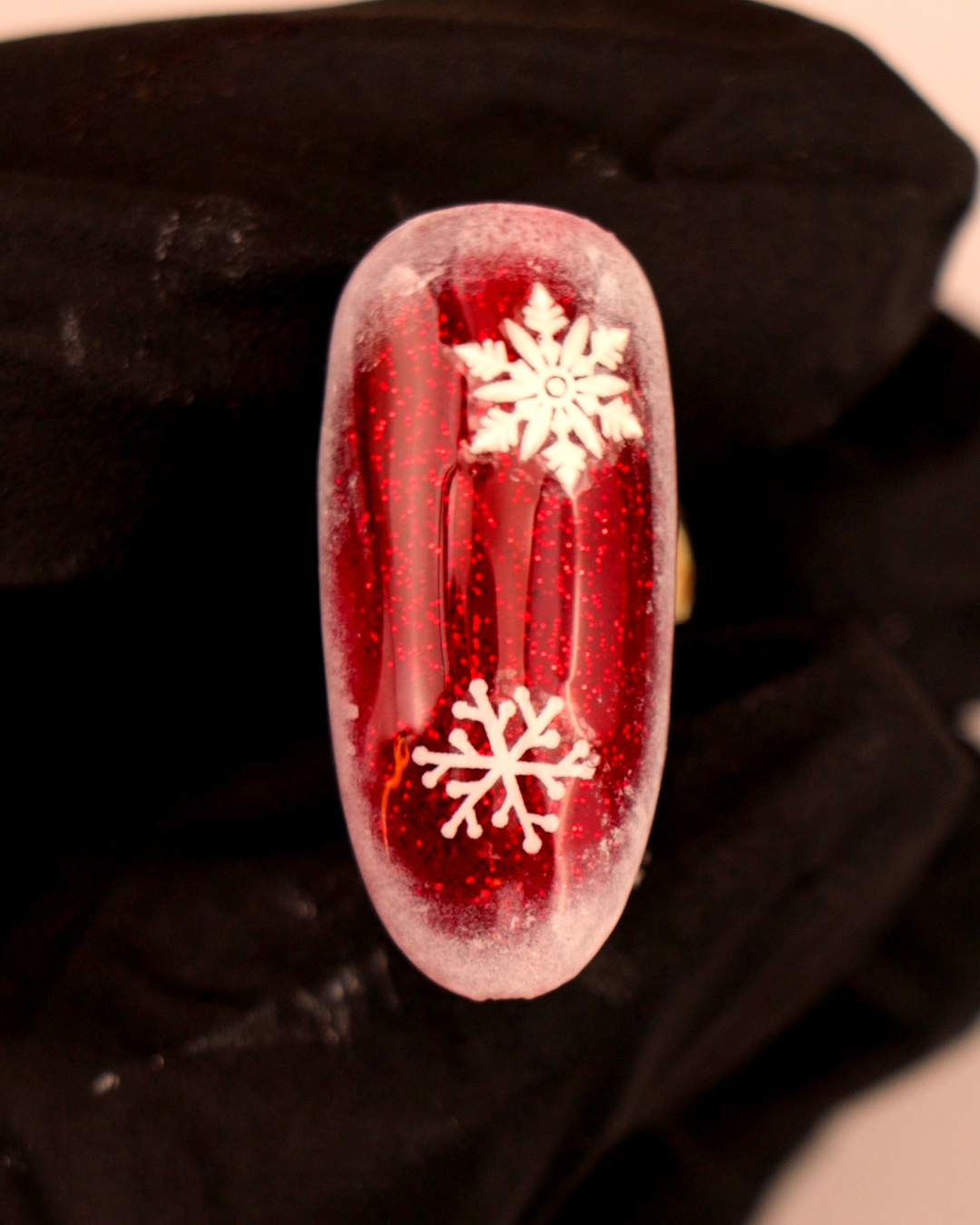 Elegant snowflake nails for a frosty glow💅 ️