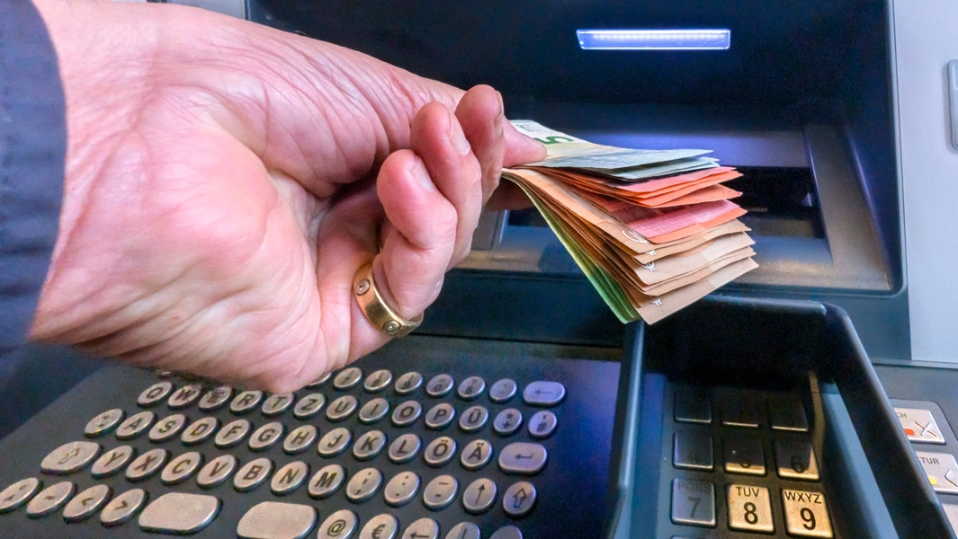 Withdrawing over $5,000: Rules, procedures, and risks