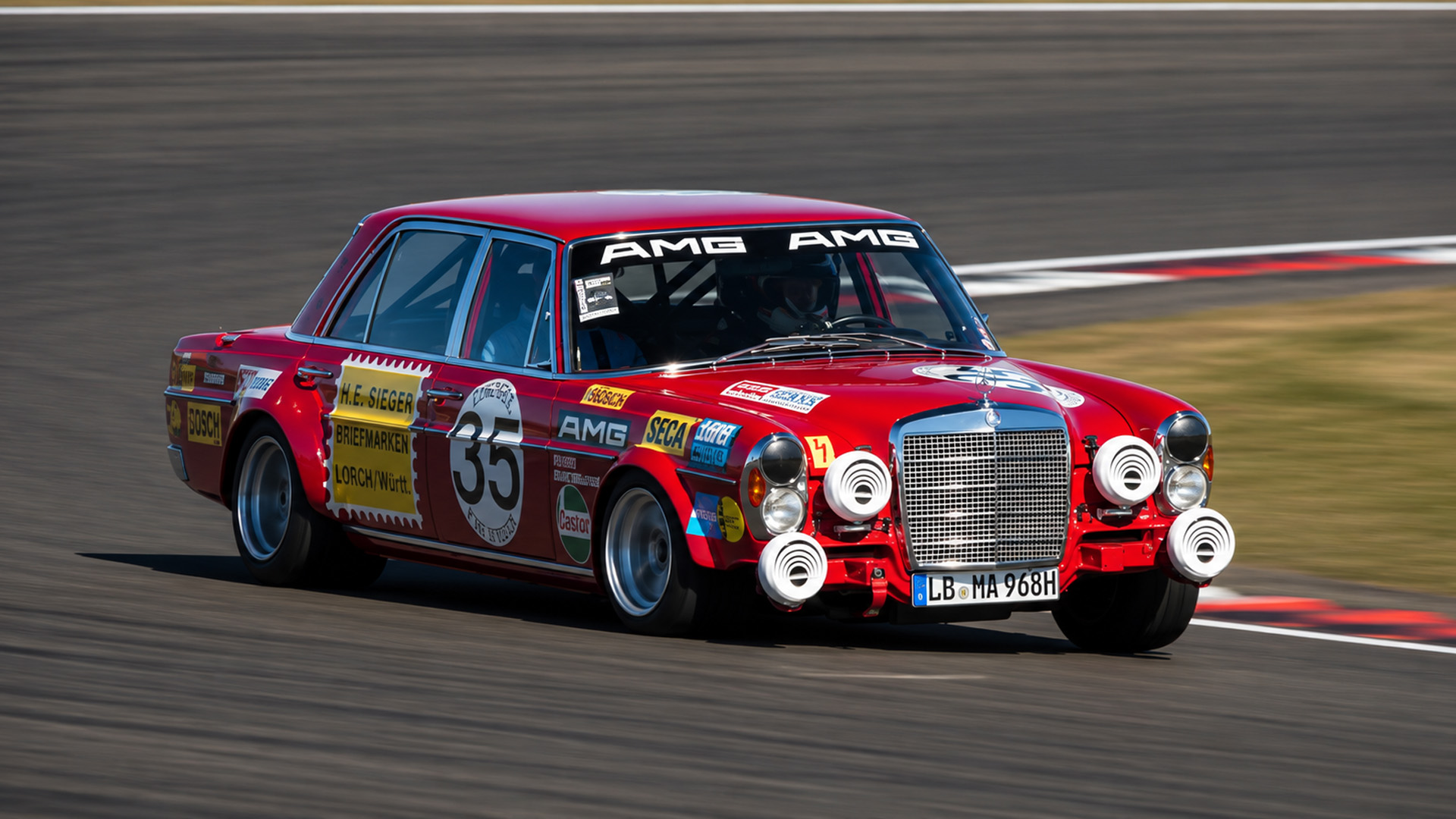 Mercedes AMG 300 clássico acelera na pista