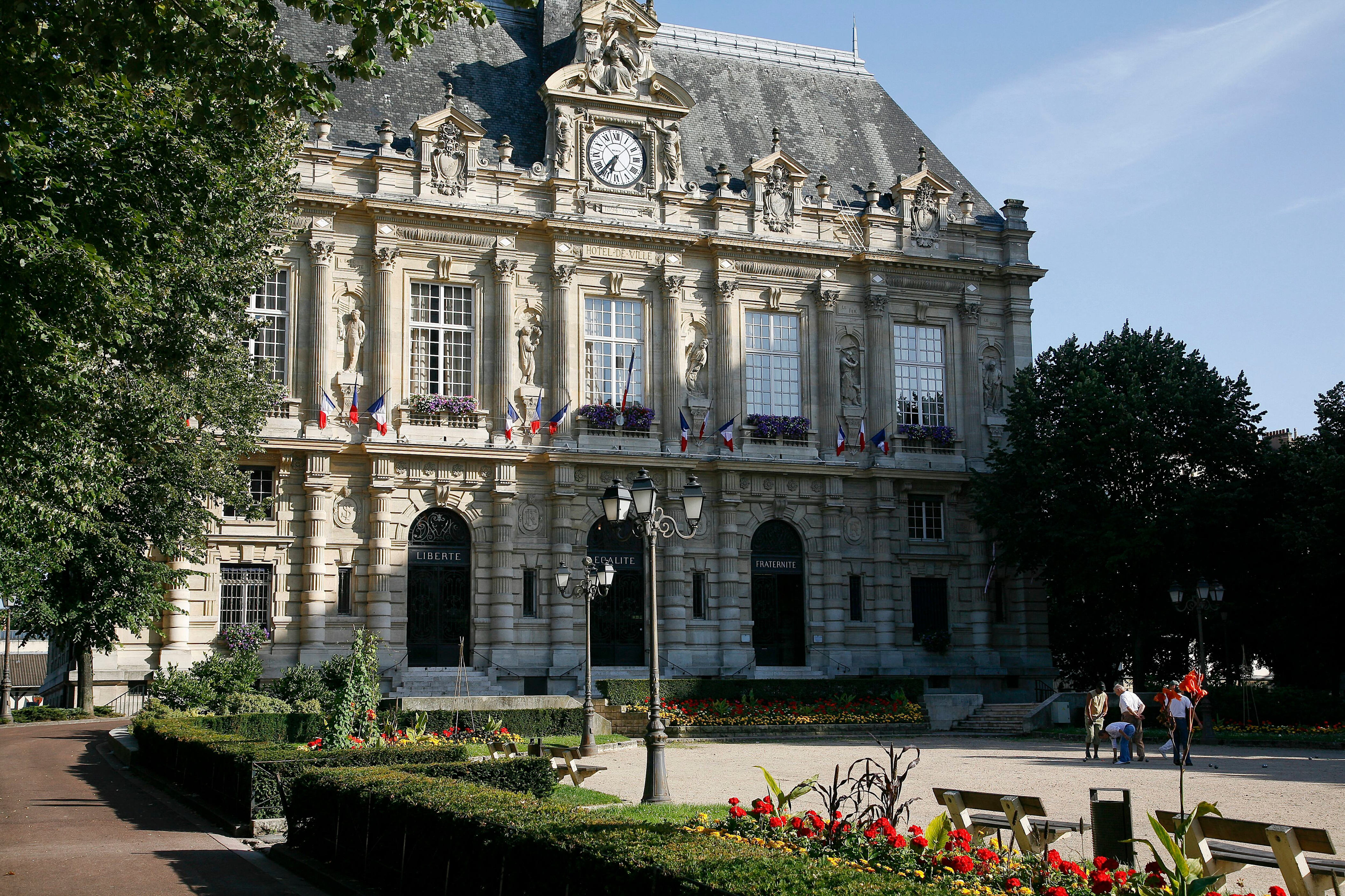 A Ivry-sur-Seine, un élu RN sort un crucifix en plein conseil municipal ...