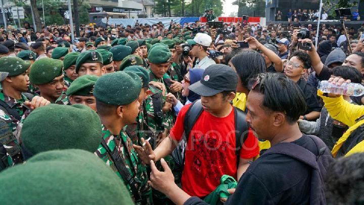 Polisi dan TNI hadang aksi mahasiswa menuju Bundaran HI