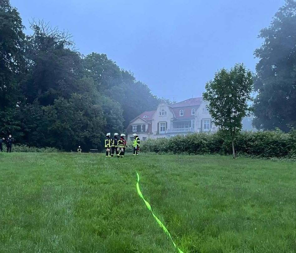 Unbekannter zündet Pavillon bei Bayer-Villa an