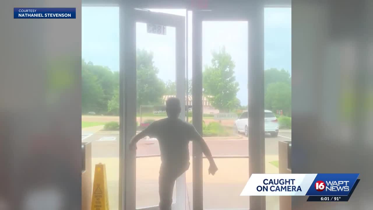 Man's Taco Bell tantrum caught on camera