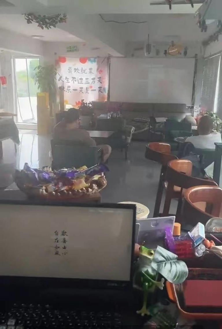 Chinese coffee shop owner has lonely start to World Cup, fan kisses ...