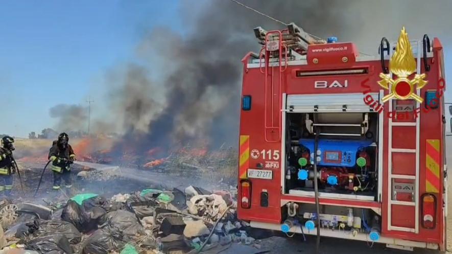 Incendio nel campo rom sulla 387