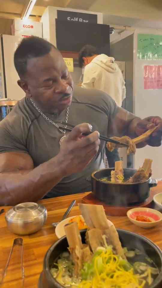 Chef Rush takes on Korea's giant beef bone soup!