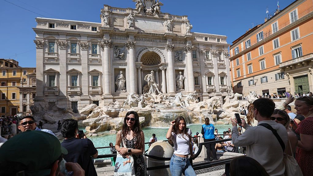 Global pickpocket hotspots and travel safety strategies