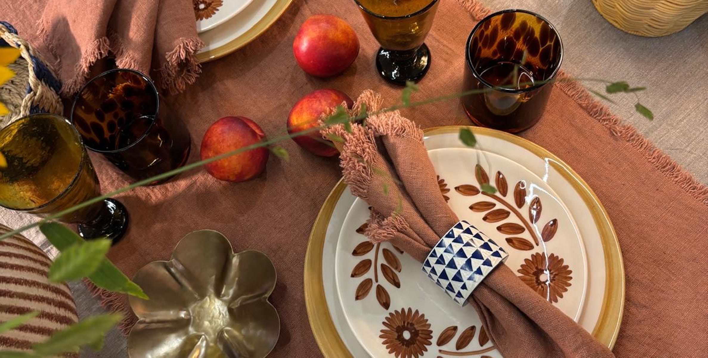From sage green to joyful brights: 3 beautiful summer table ideas to ...