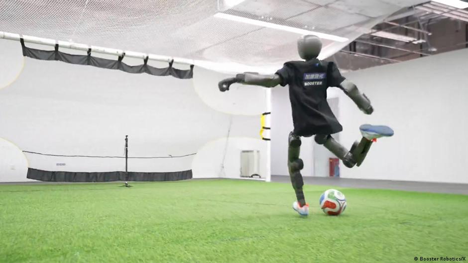 Pequeño robot futbolista sorprende con disparo capaz de dejar ...