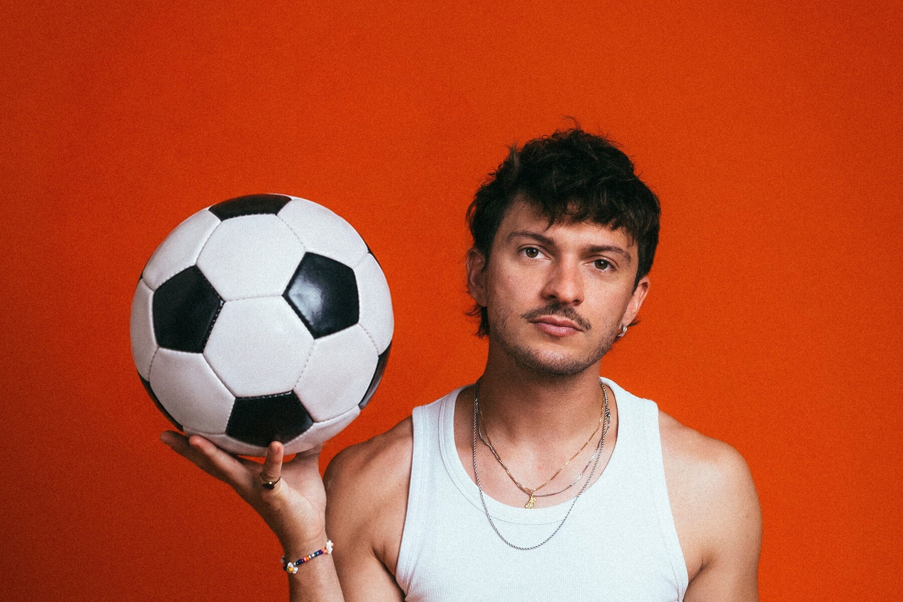 Kärntner Musiker Rian veröffentlicht WM-Song „Fußballparty“