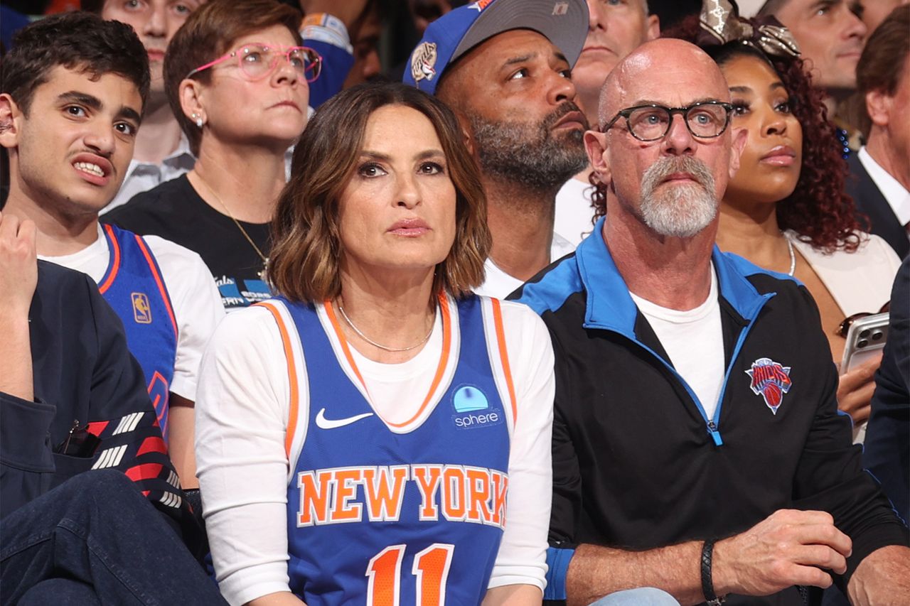 Mariska Hargitay pulls out Knicks jersey on stage during Broadway ...