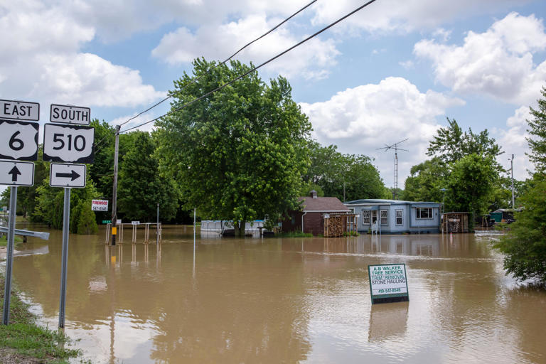 1 dead, severe damage after tornadoes, thunderstorms hit Midwest
