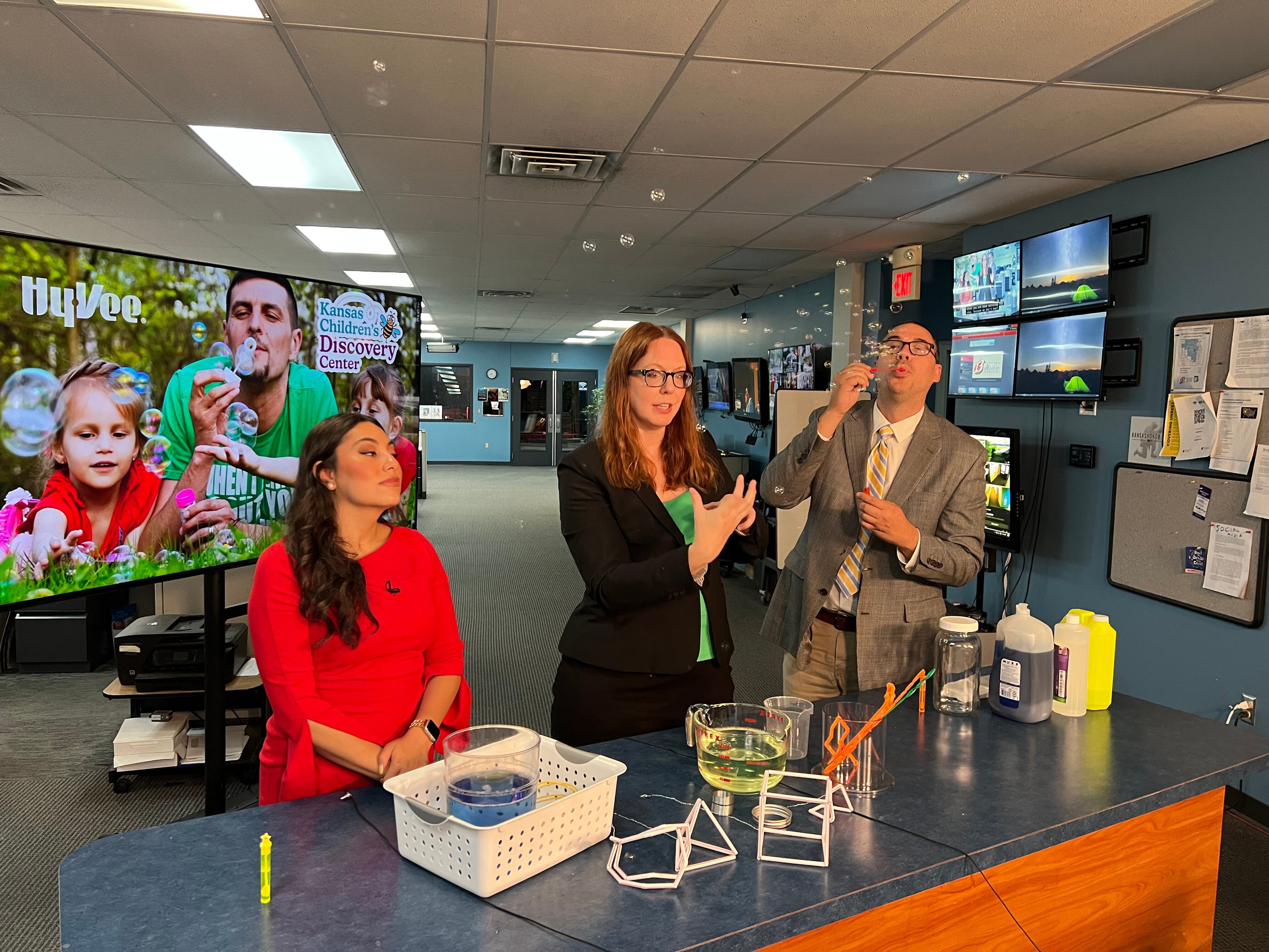 Kansas Children’s Discovery Center visits 'AM Extra' for 'Bubble Friday'