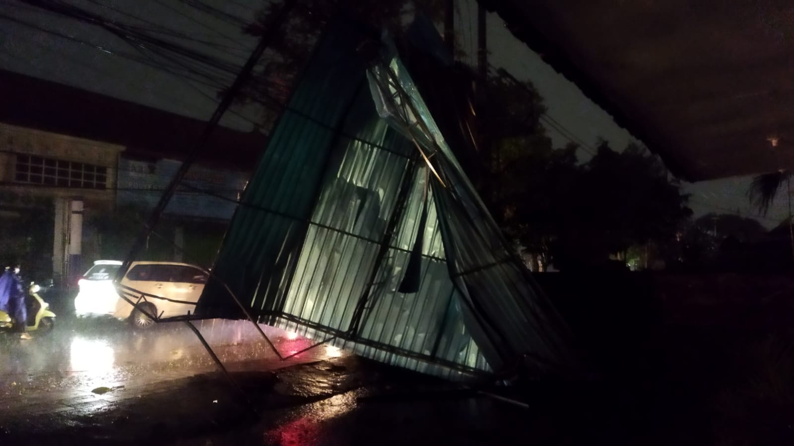 Hujan lebat & angin kencang terjang Denpasar, atap sekolah hingga toko ...