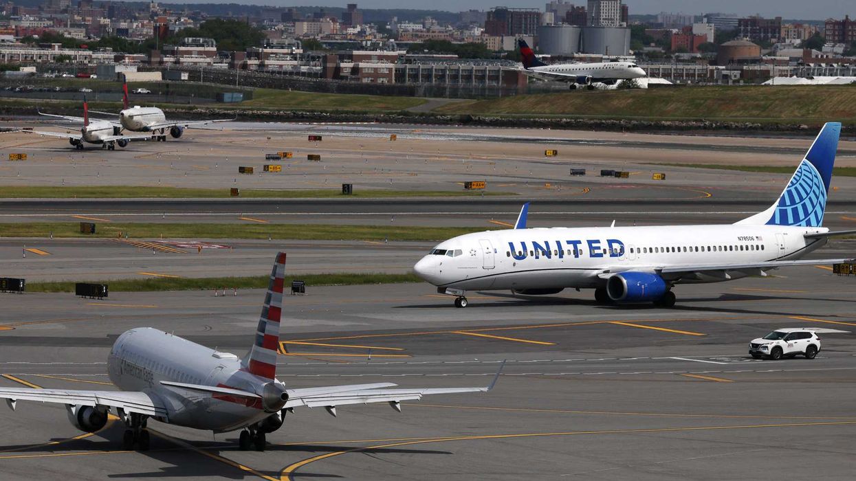 Pilot scolds plane load of Congress members as Trump show leaves them ...