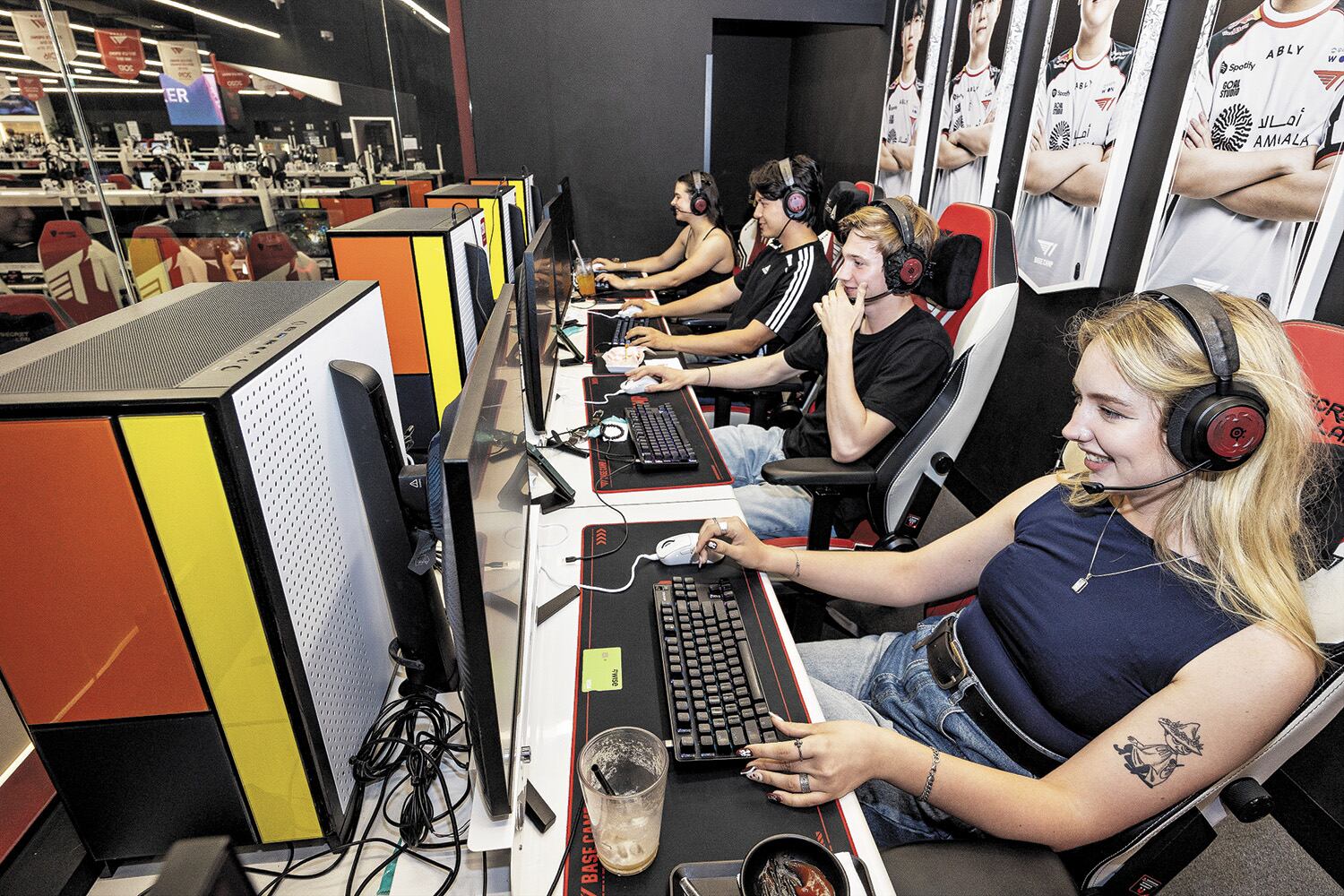 Foreign tourists embrace Korean PC rooms as cultural experience
