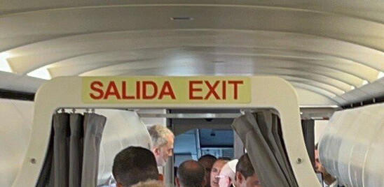 Problema tecnico all'aereo, il Papa costretto a scendere e a cambiare ...