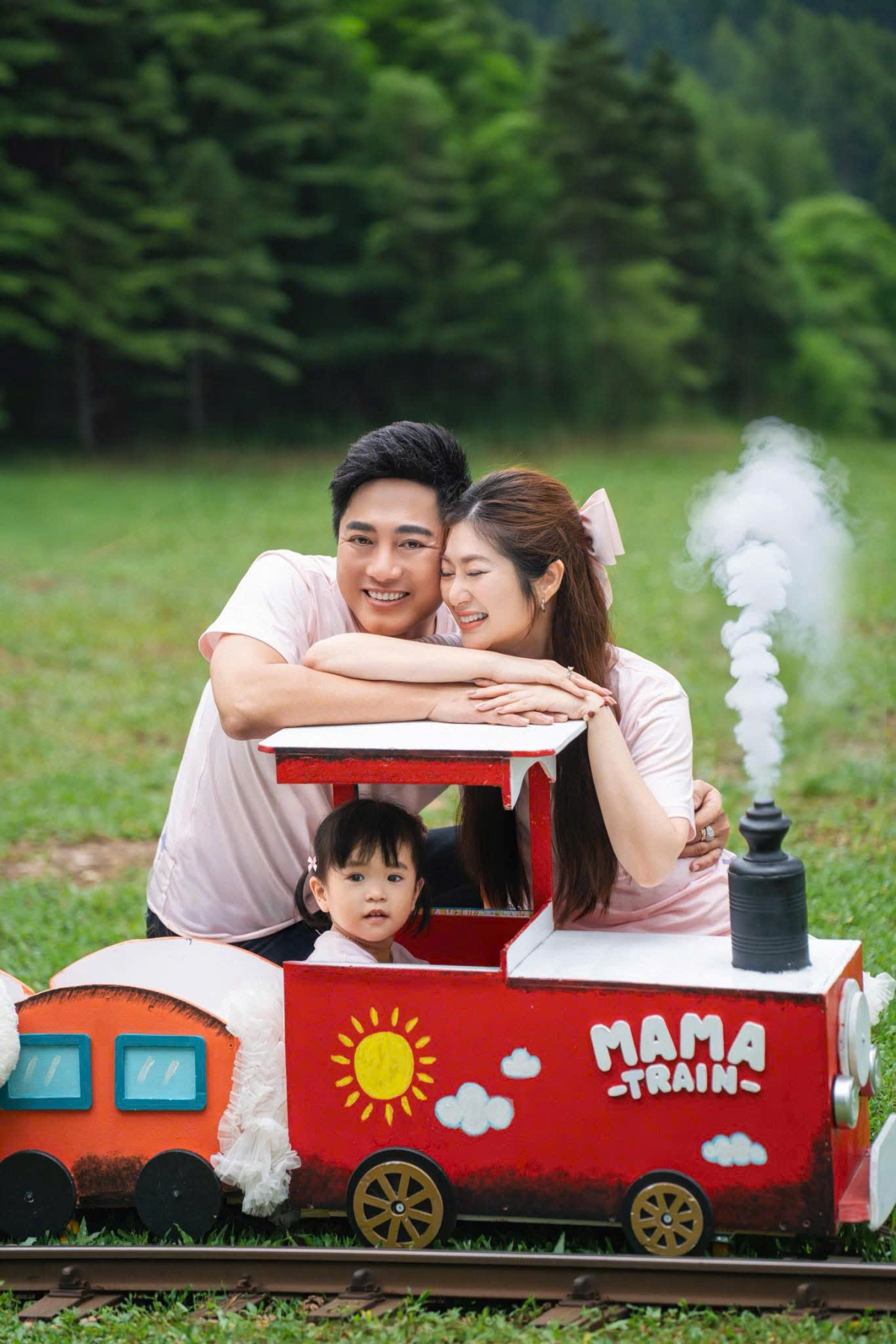 Ảnh sao 13/6: Lê Phương khoe sắc bên chồng con tại đêm tiệc