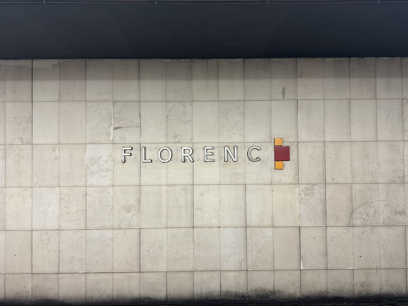 Na Florenci spadl do kolejiště člověk, provoz metra na lince C je omezen
