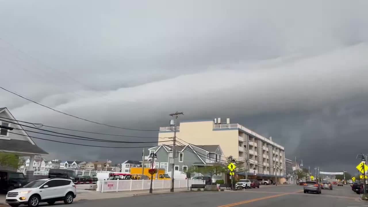 Ominous shelf cloud looks over coastal homes in New Jersey