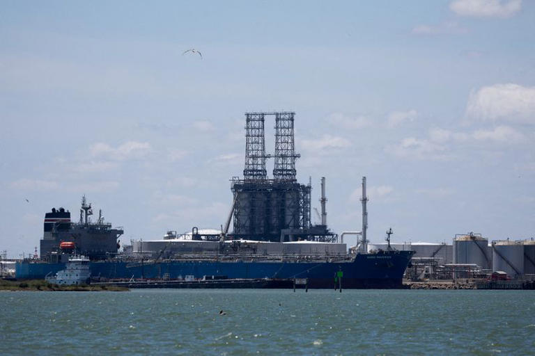 Tired of chaos, investors retreat from oil market at record pace