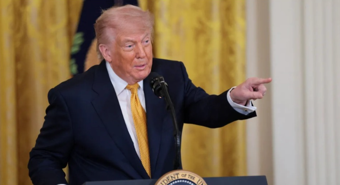 Trump exibe arsenal apreendido de cartéis e promete muro completo na ...