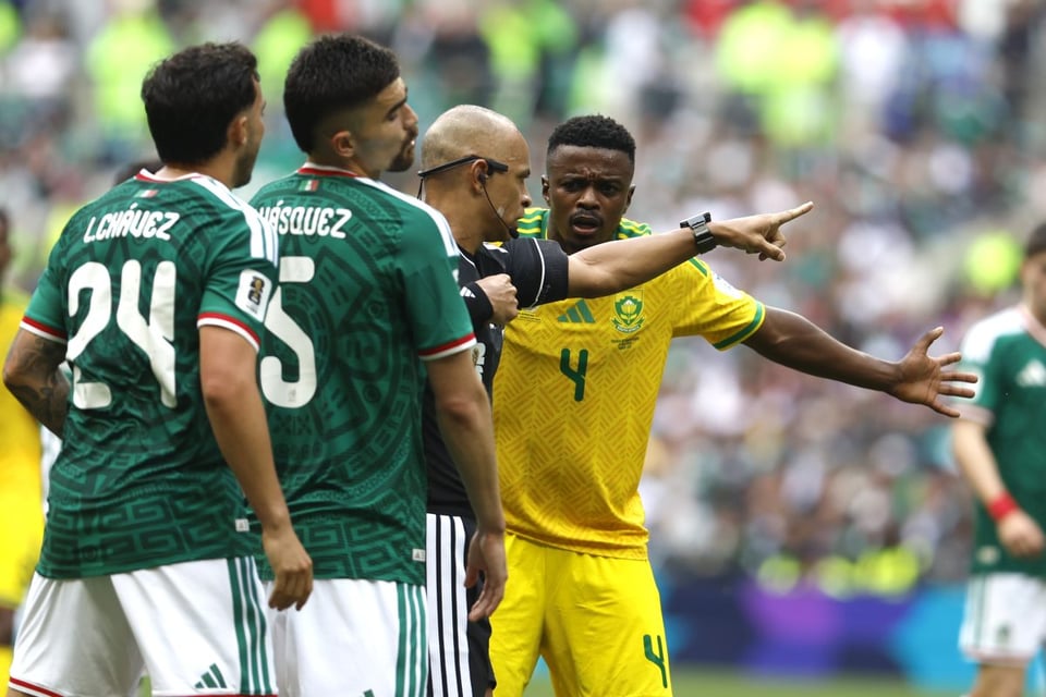 Polémica arbitral en el México vs. Sudáfrica: Tres rojas bajo la lupa