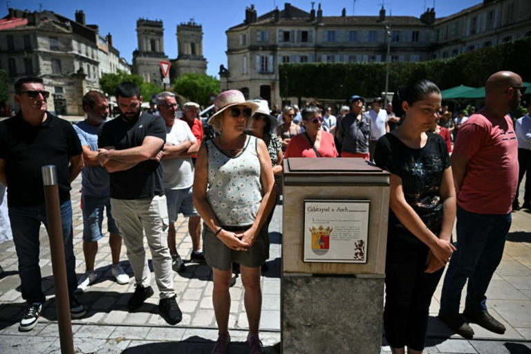 Dood Frans meisje - honderden mensen wonen uitvaart bij