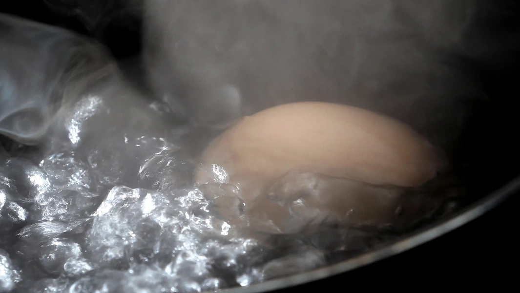 Techniques for perfectly peeled boiled eggs