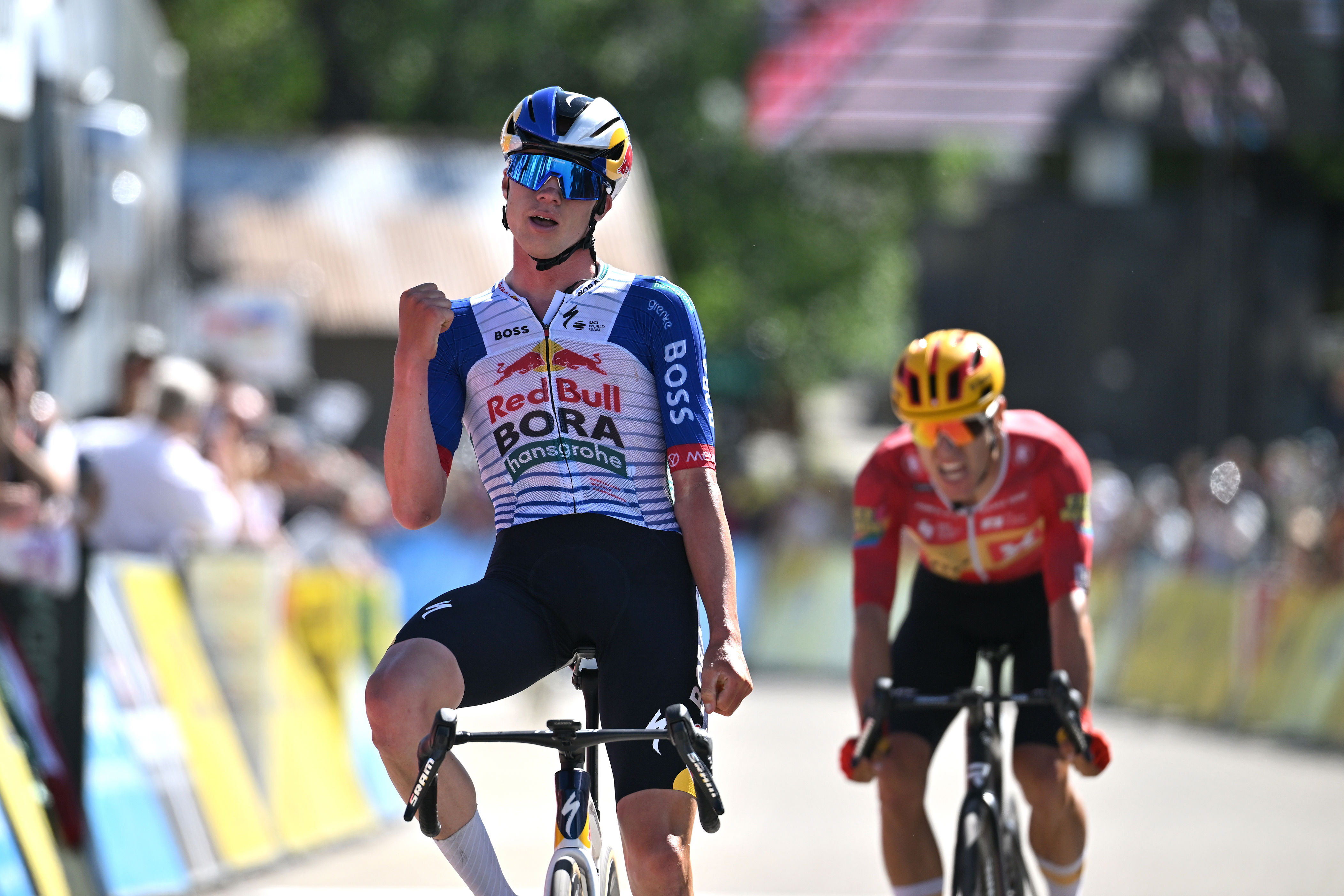 Maxim van Gils wint spectaculaire bergrit in Tour Auvergne - Rhône-Alpes