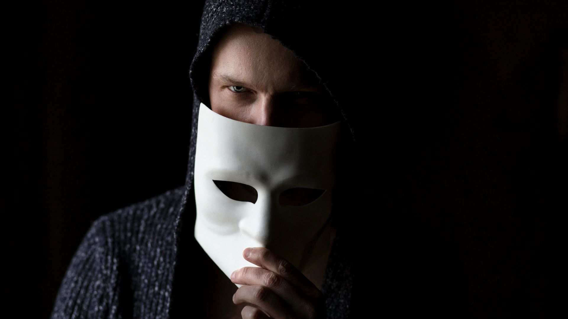 20 things that make someone seem fake right away