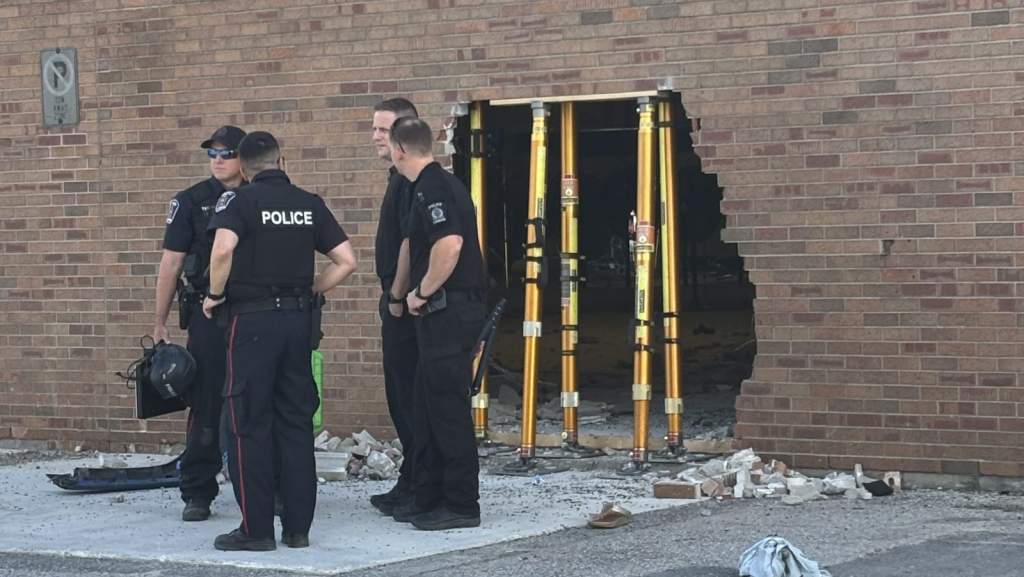 Off-duty paramedic recognized for immediate response to London, Ont ...