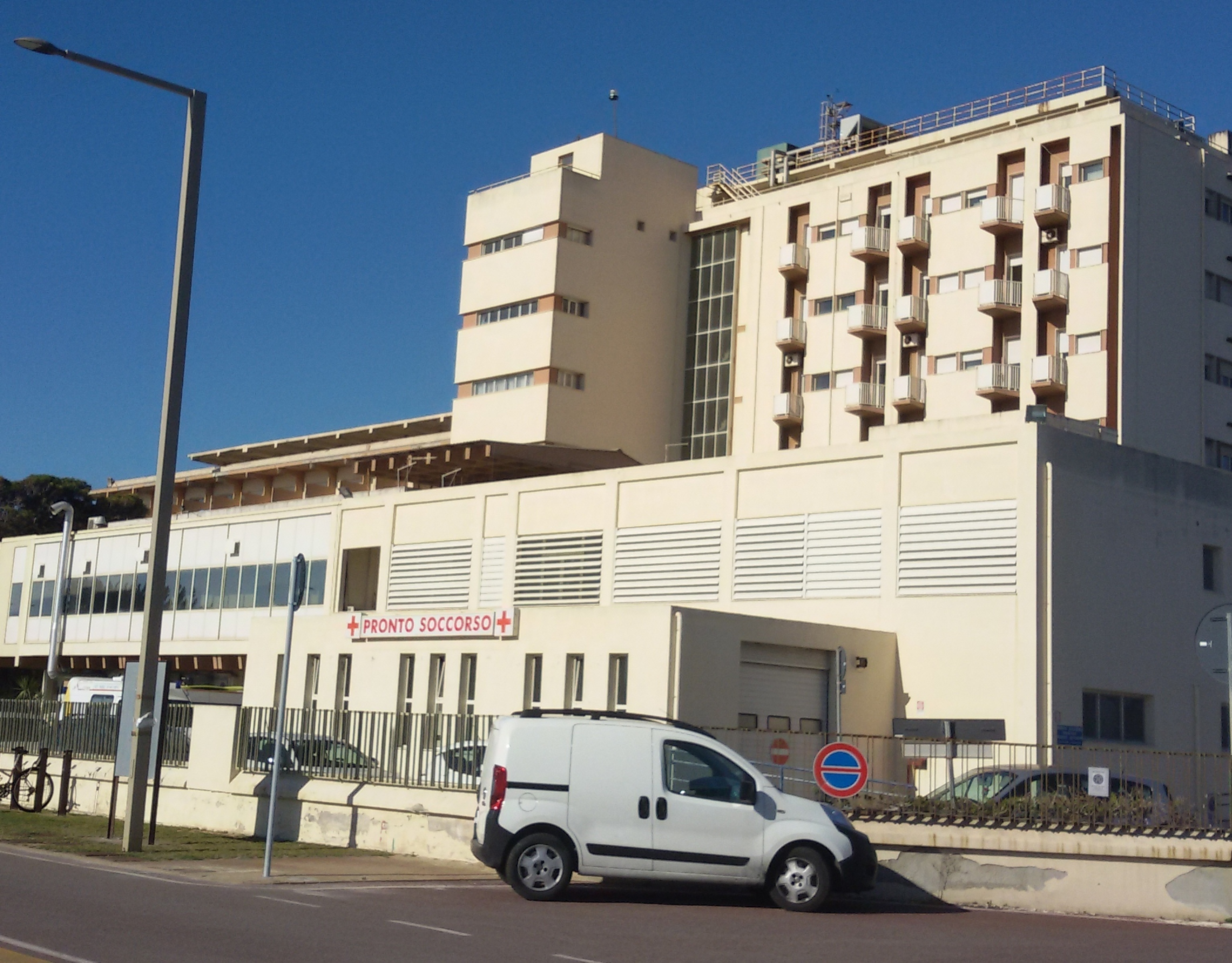 Forte odore di gas, evacuato l'ospedale Marino e sede ASL Cagliari