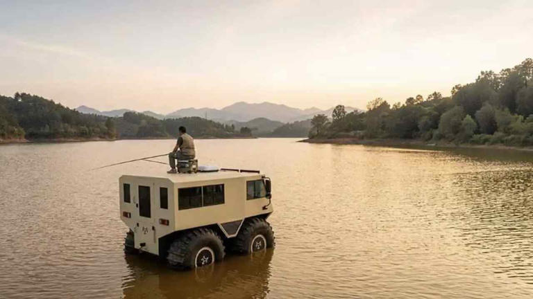 China unveils 10×10 amphibious vehicle capable of carrying 31 people