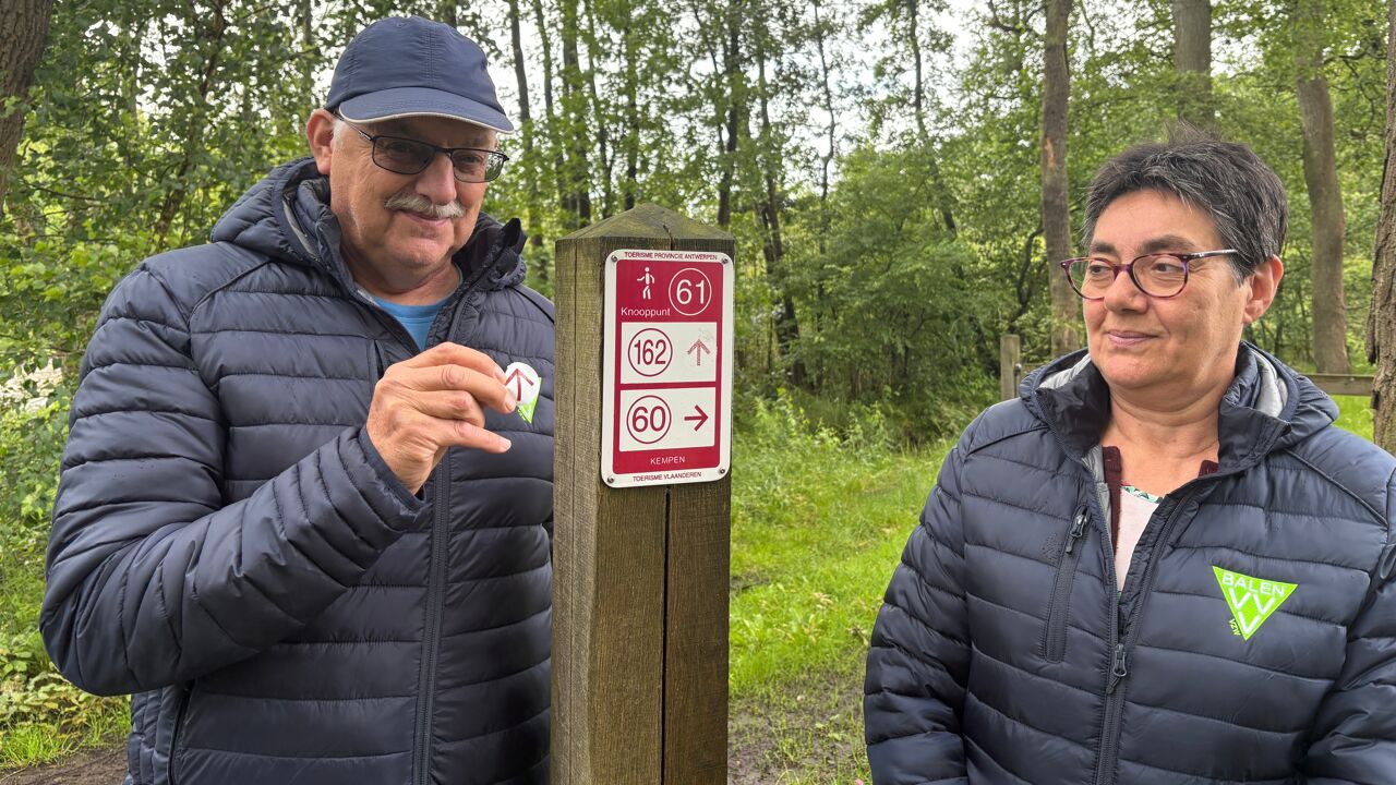 Vandalen in Balen misleiden wandelaars en fietsers door valse pijltjes ...