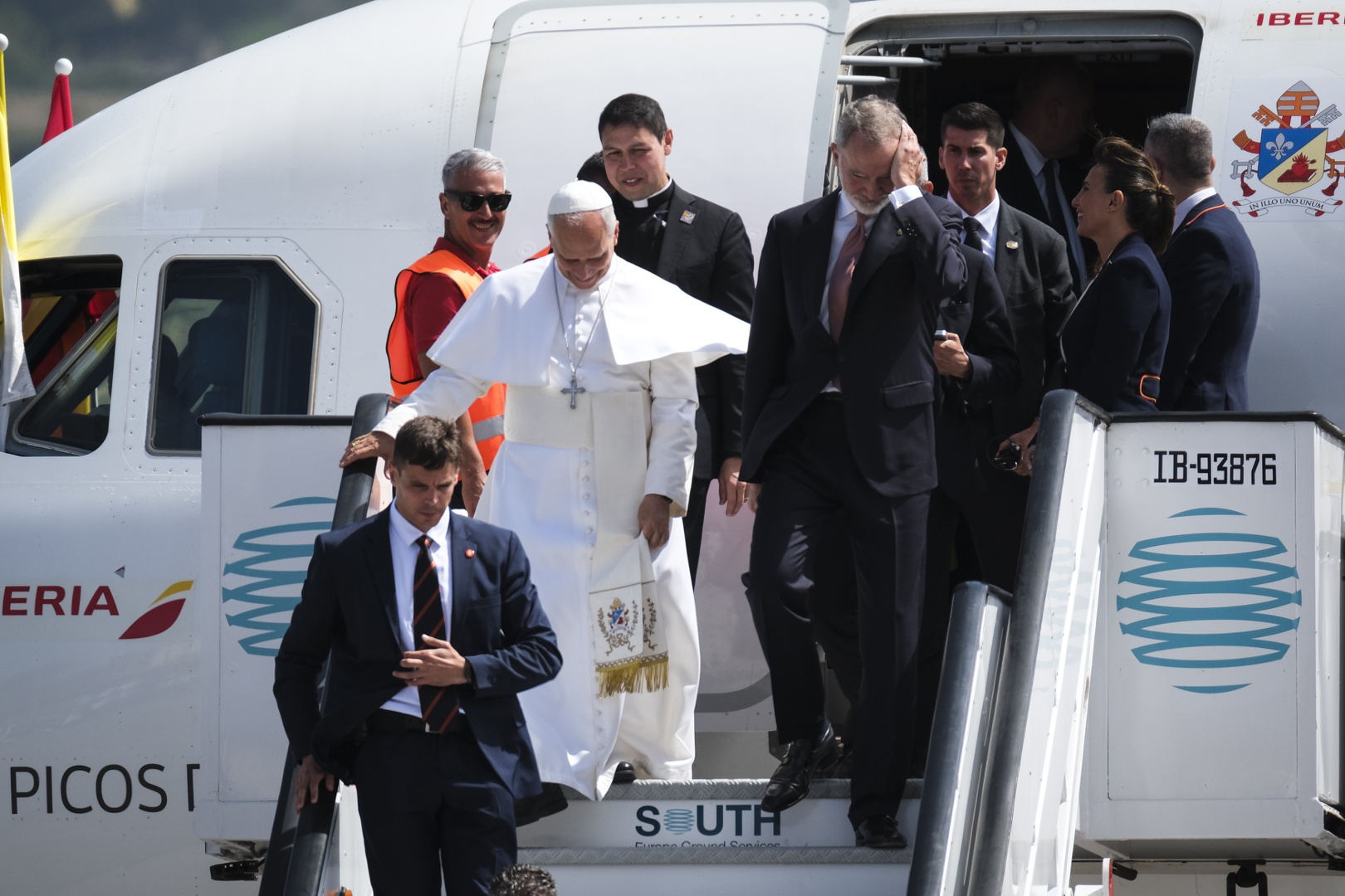 Una incidencia técnica retrasa la salida del avión del papa del ...