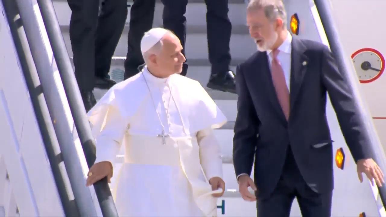 Pope Leo XIV forced to disembark flight back to Rome from Tenerife due ...