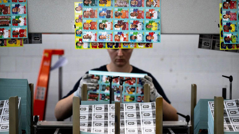 Com Neymar, Panini lança pacote atualizado de figurinhas da Copa: o que ...