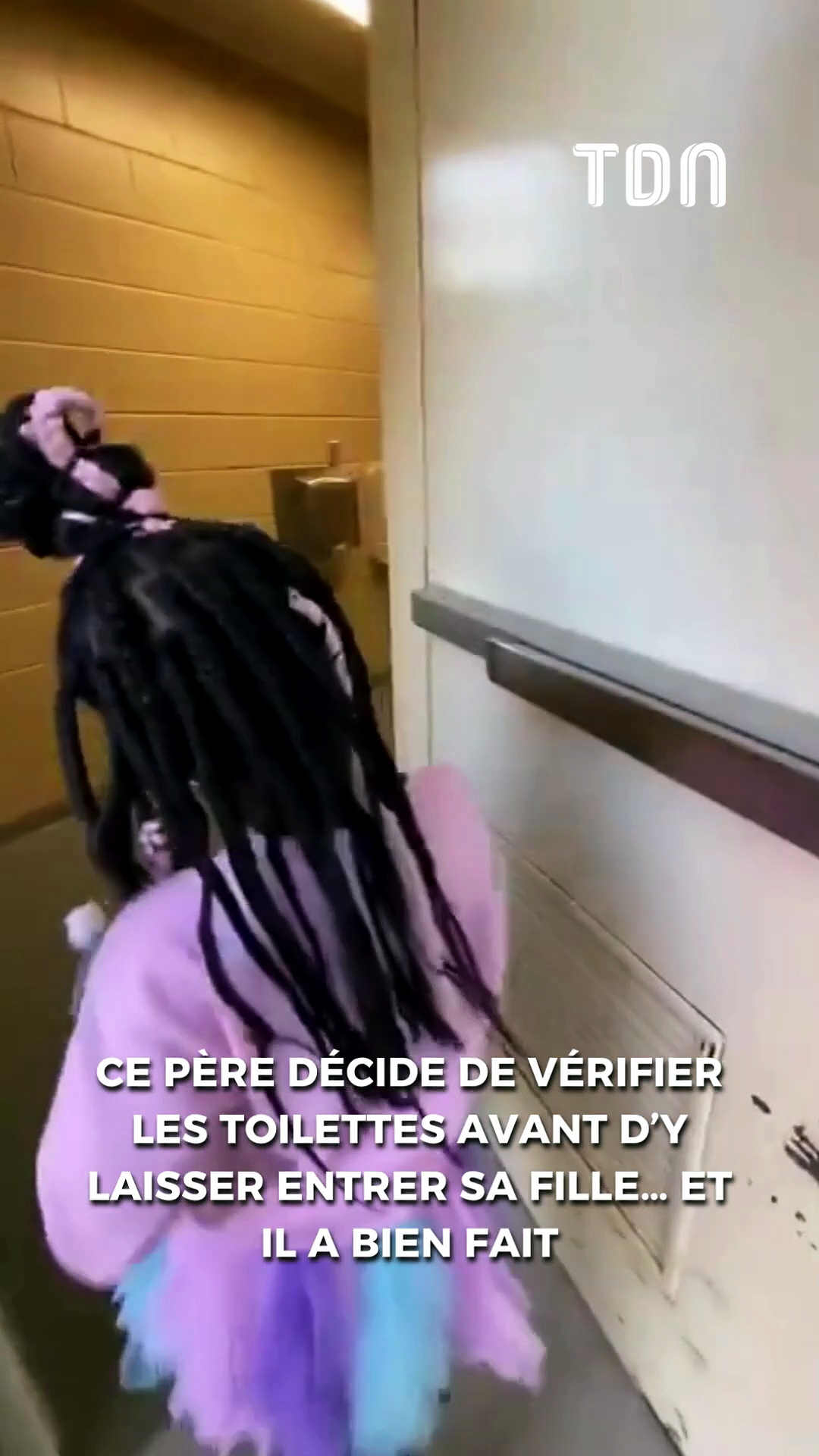 Ce père décide de vérifier les toilettes avant d’y laisser entrer sa ...
