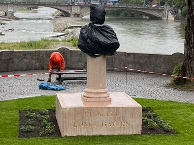 Mülltüte verhüllt neues Denkmal an der Isar – das ist der Grund