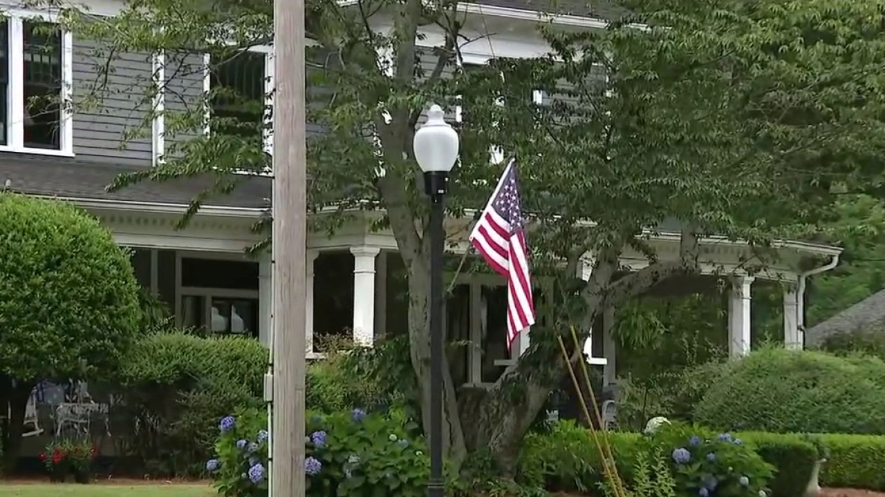 Powder Springs couple says they saw someone in mask, heard gunshot