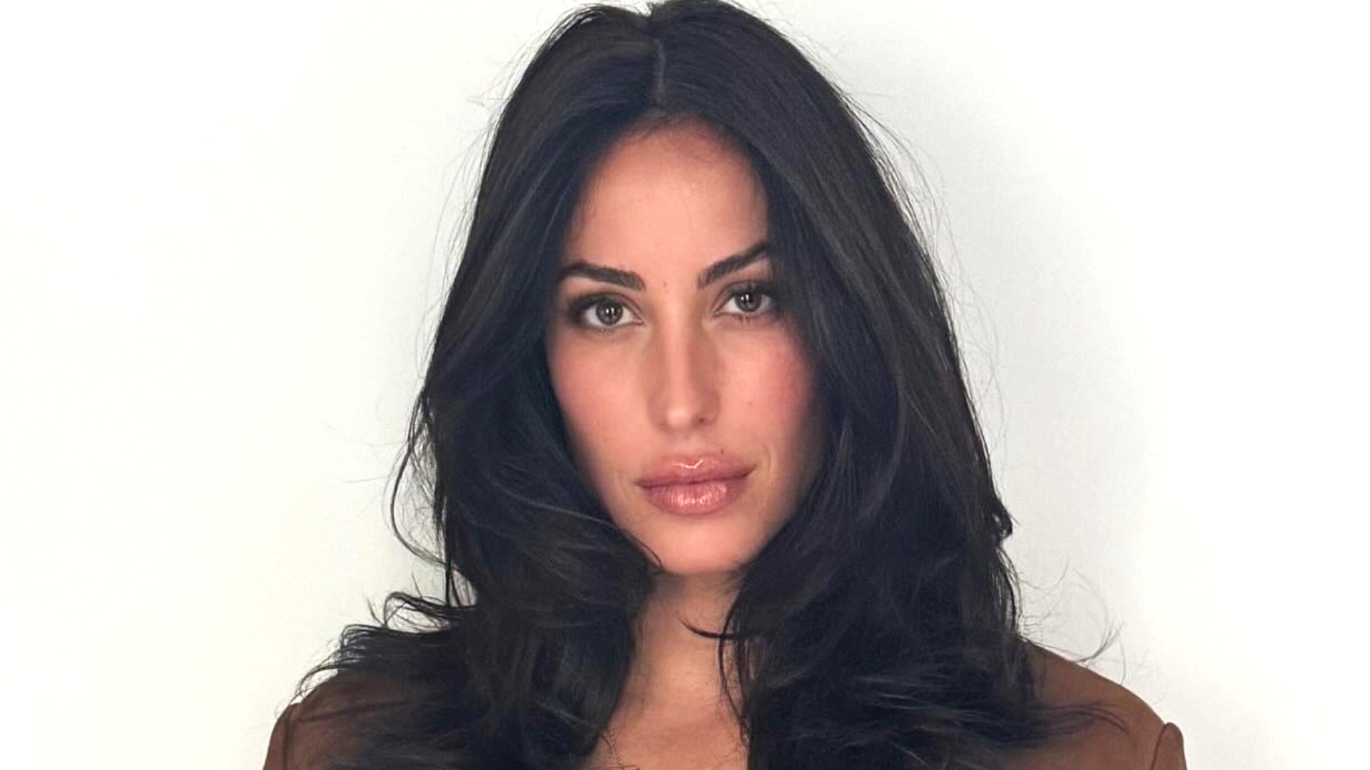 Ines de Ramon bærer hvid blonde sammen med sin partner Brad Pitt
